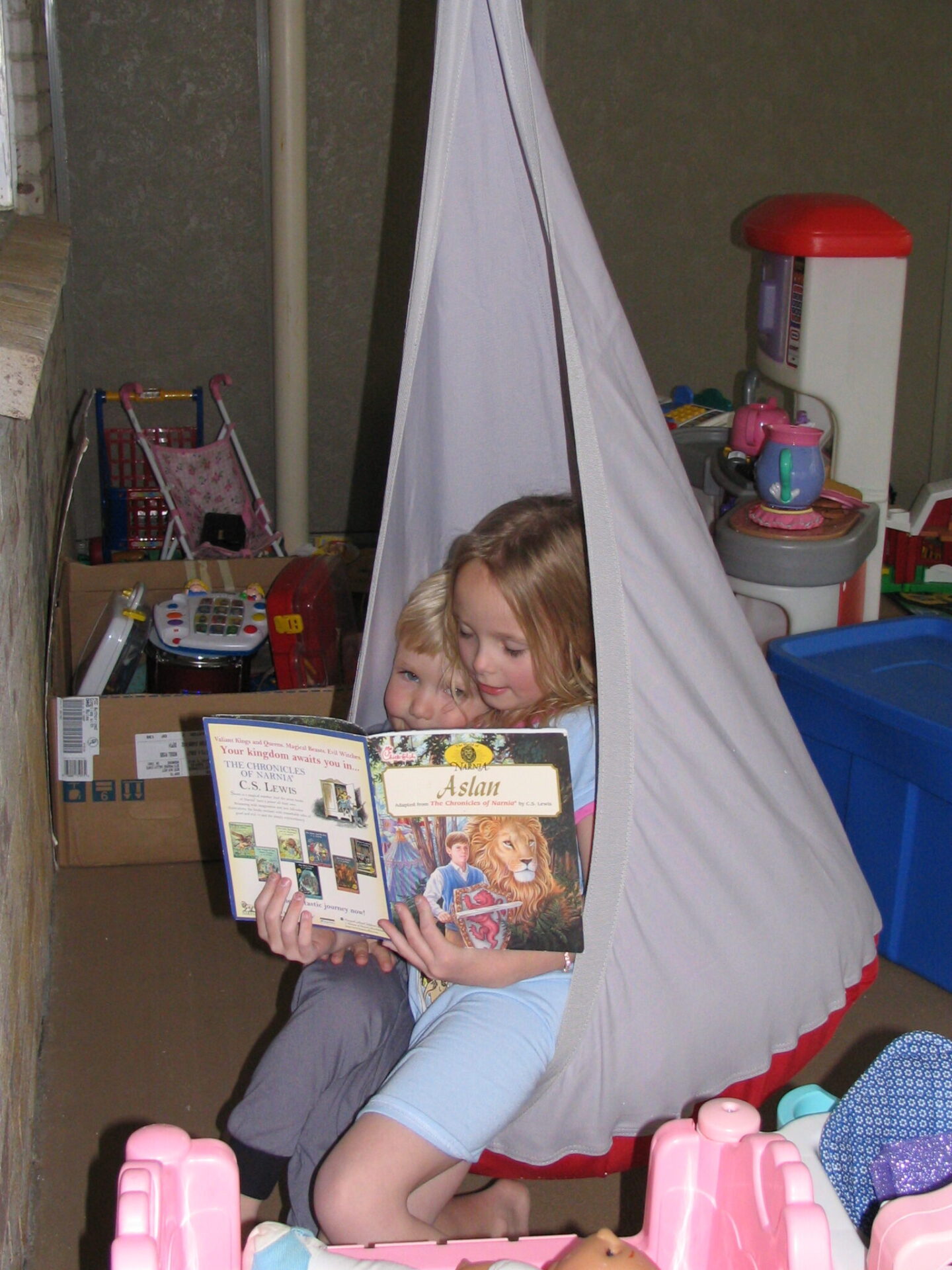 How To Encourage Reading At Home: Tips - six star family fun
