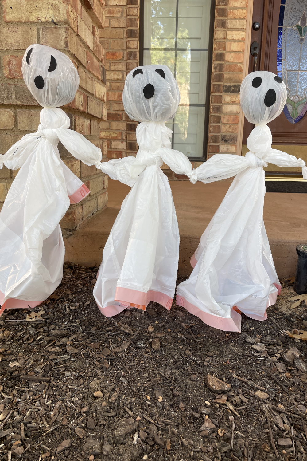 Super Easy Yard Ghosts DIY For Halloween Decorations - Six Star Family Fun