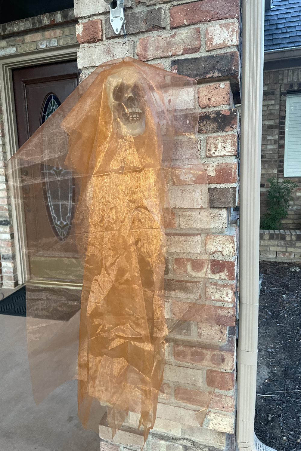 Super Easy Yard Ghosts DIY For Halloween Decorations - Six Star Family Fun